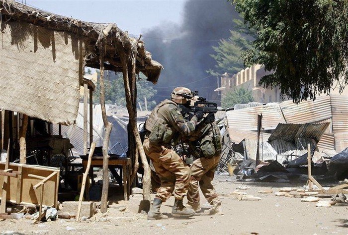 生死一瞬间！直击马里城市巷战现场-中新网