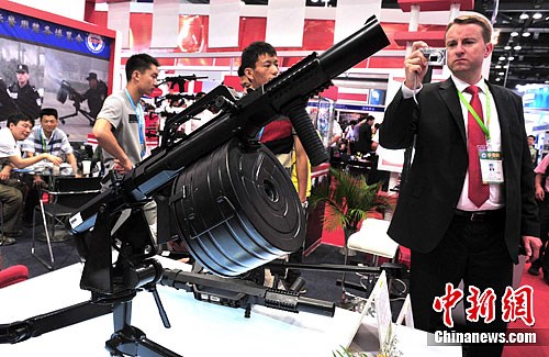 中国产7.62毫米转管机枪在北京警用装备展展出-中新网