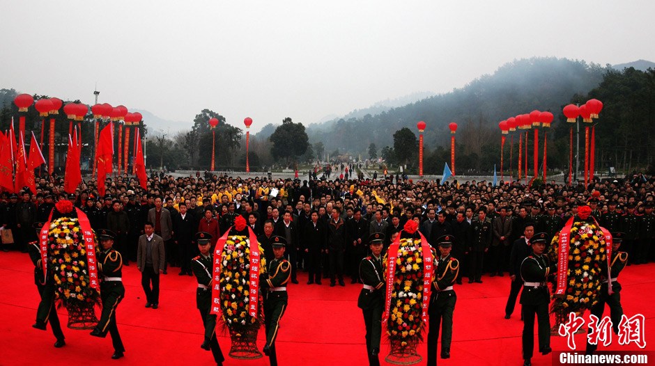 毛泽东诞辰纪念日 韶山万人同唱《东方红》-中新网