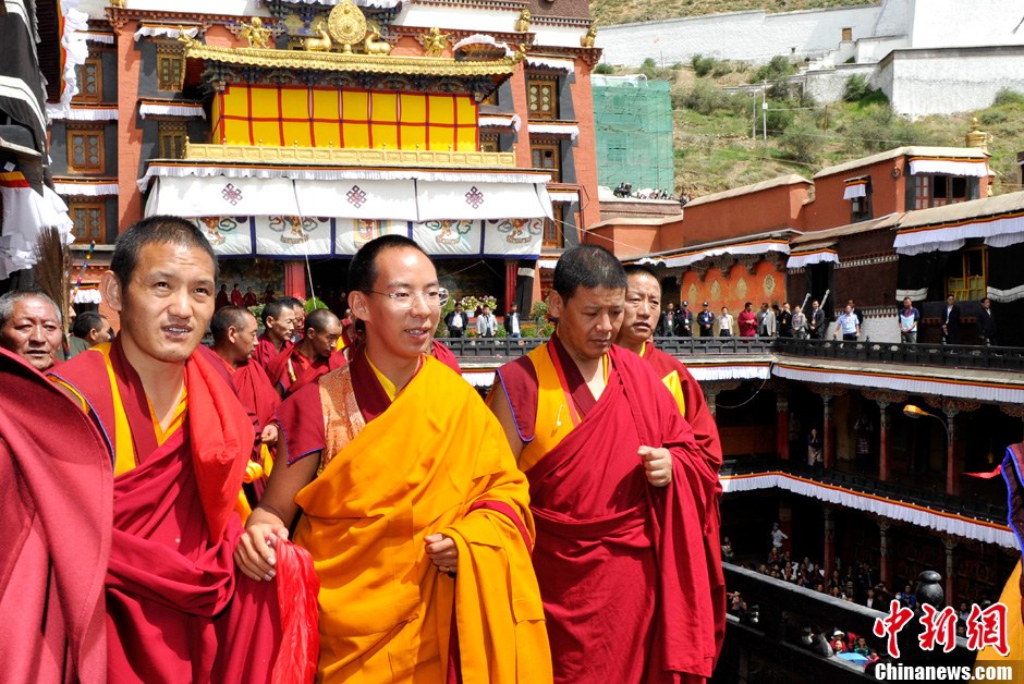 班禅在日喀则扎什伦布寺礼佛-中新网